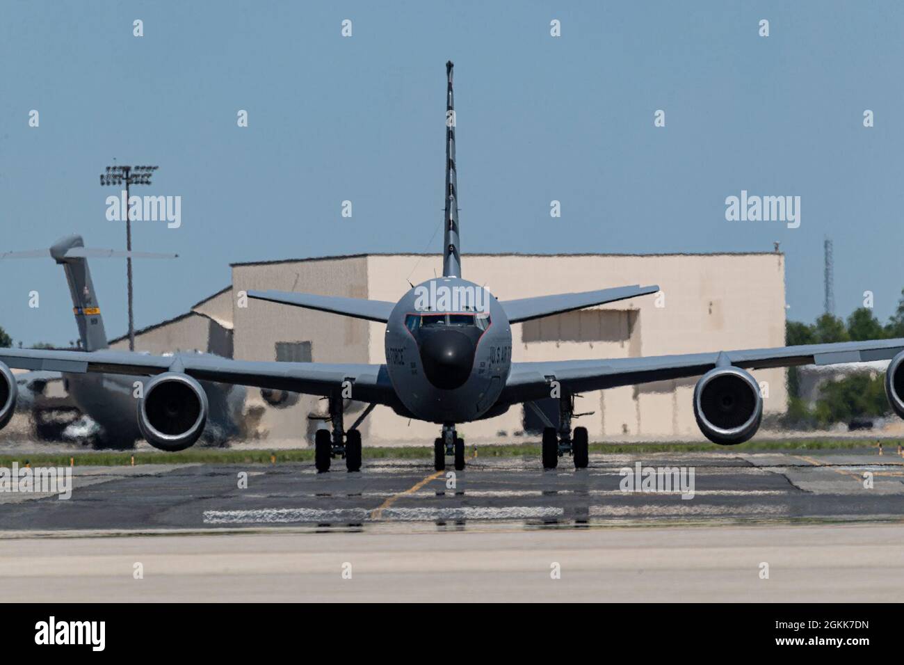 Ein US Air Force KC-135R Stratotanker, der von LT. Col. Jason Miller ...