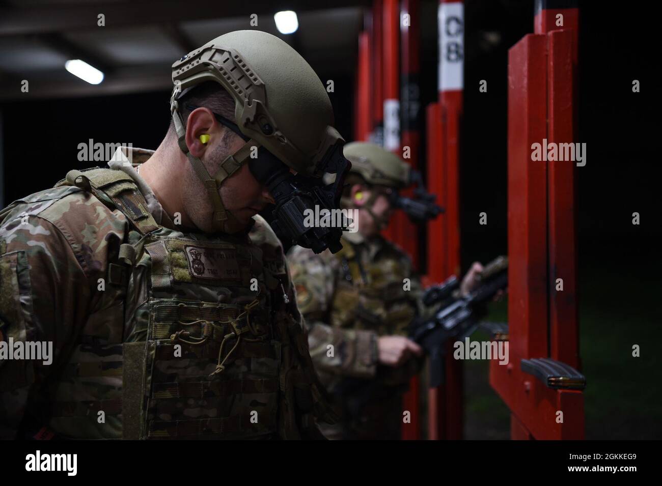 TSgt Cody Fuller und SSgt Tina Ryder von der 149th Fighter Wing ...