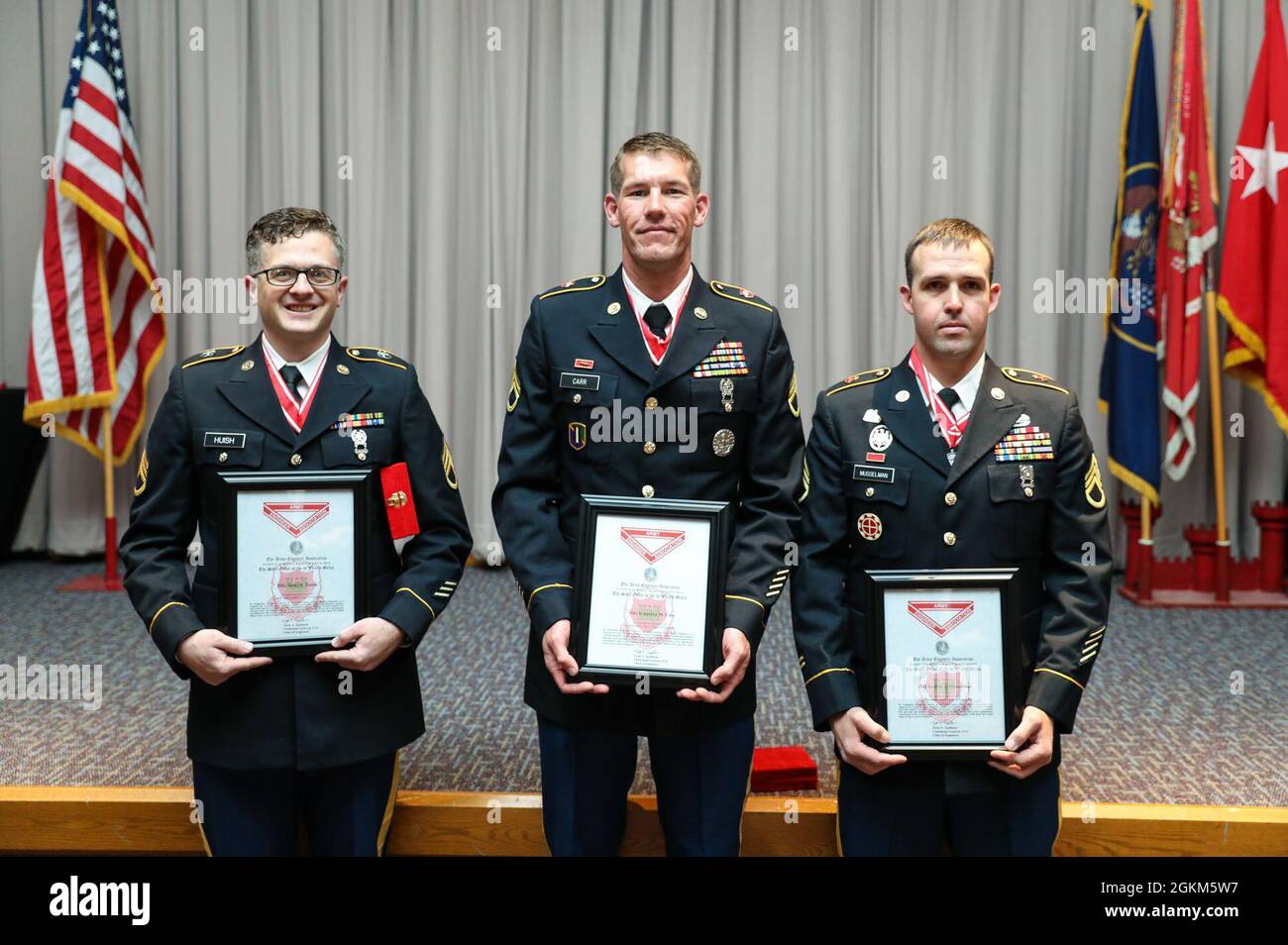 (Von links nach rechts) Staff Sgt. Scott Huish, Stabsmitarbeiter Brad ...