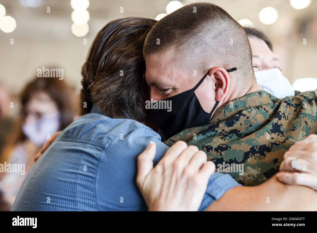 Am Familientag an Bord des Marine Corps Recruit Depot Parris Island S.C., 27. Mai 2021, umarmt ...