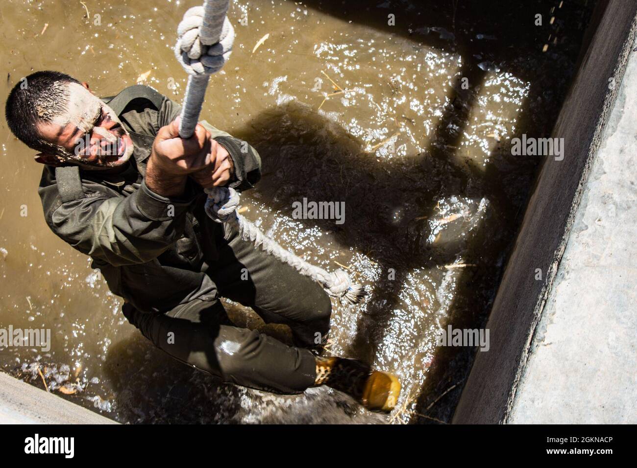 Neu eingestellte Auszubildende der Kurdischen Sicherheitskräfte führen ...