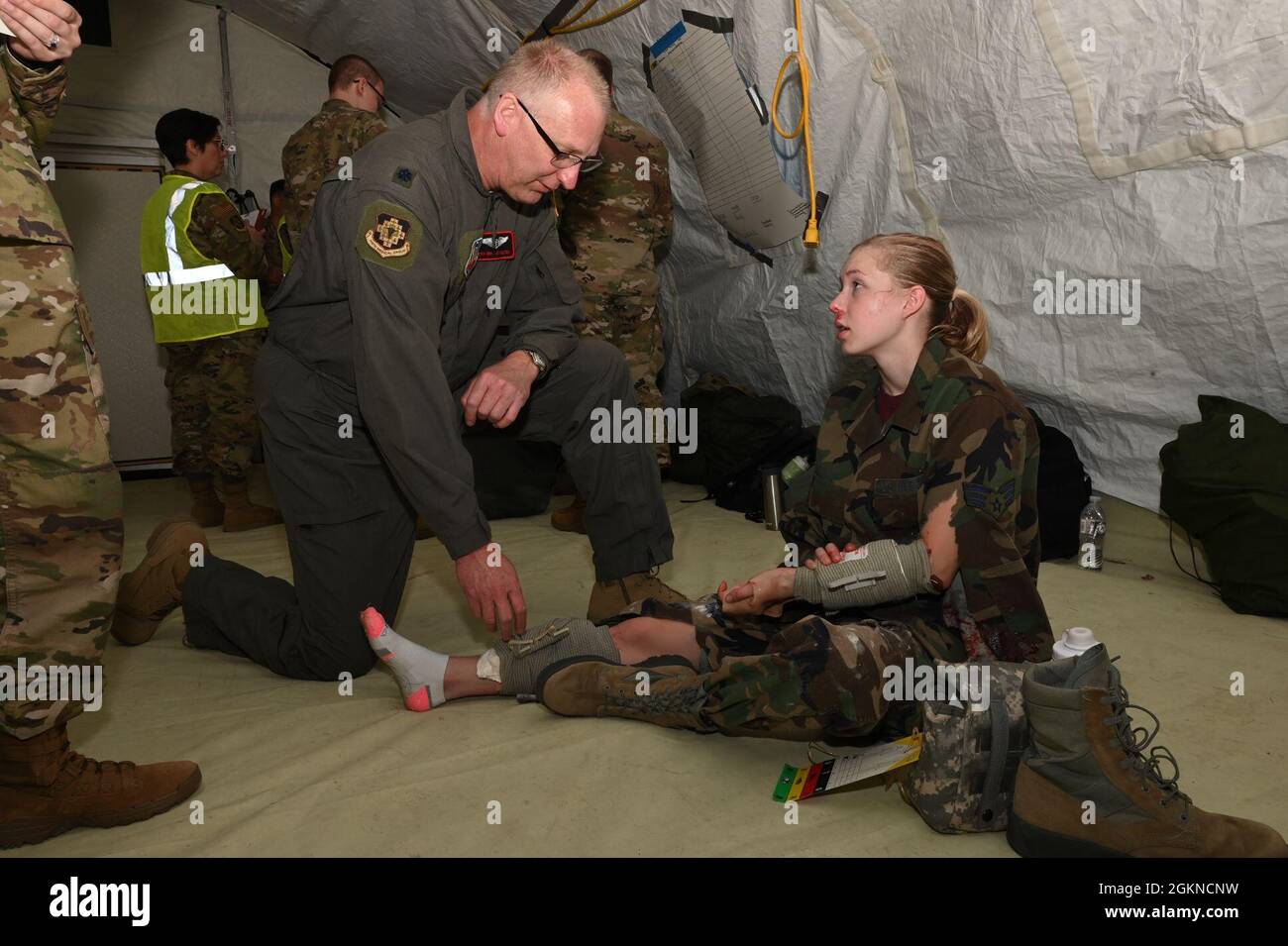 US Air Force LT. Col. Erik Holten, von der 119. Medizinischen Gruppe ...
