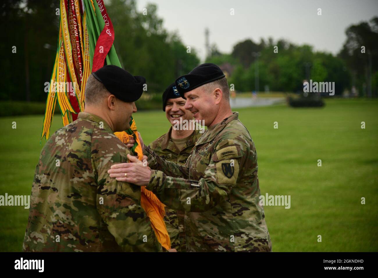 Colonel Chad A. Froelich, Kommandant der Incoming Brigade, erhält die ...