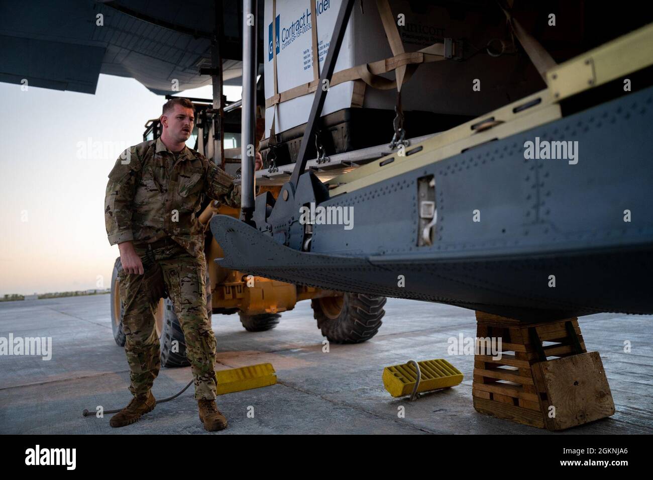 US Air Force Tech. Sgt. Christopher Hofer, ein Laderampler, der der 75 ...