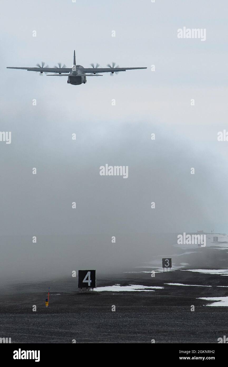 Am 08. Juni 2021 hebt eine Royal Canadian Air Force CC-130 Hercules aus ...