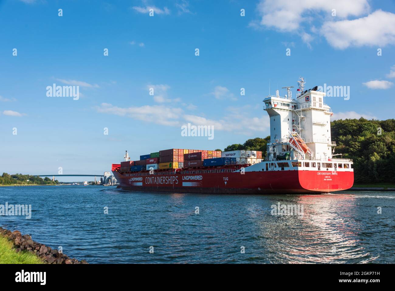 Ein Containerschiff im Nord-Ostsee-Kanal auf dem Weg zur Schleuse in Kiel-Holtenau in die Ostsee ...
