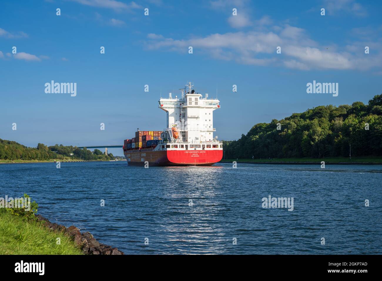 Ein Containerschiff im Nord-Ostsee-Kanal auf dem Weg zur Schleuse in Kiel-Holtenau in die Ostsee ...