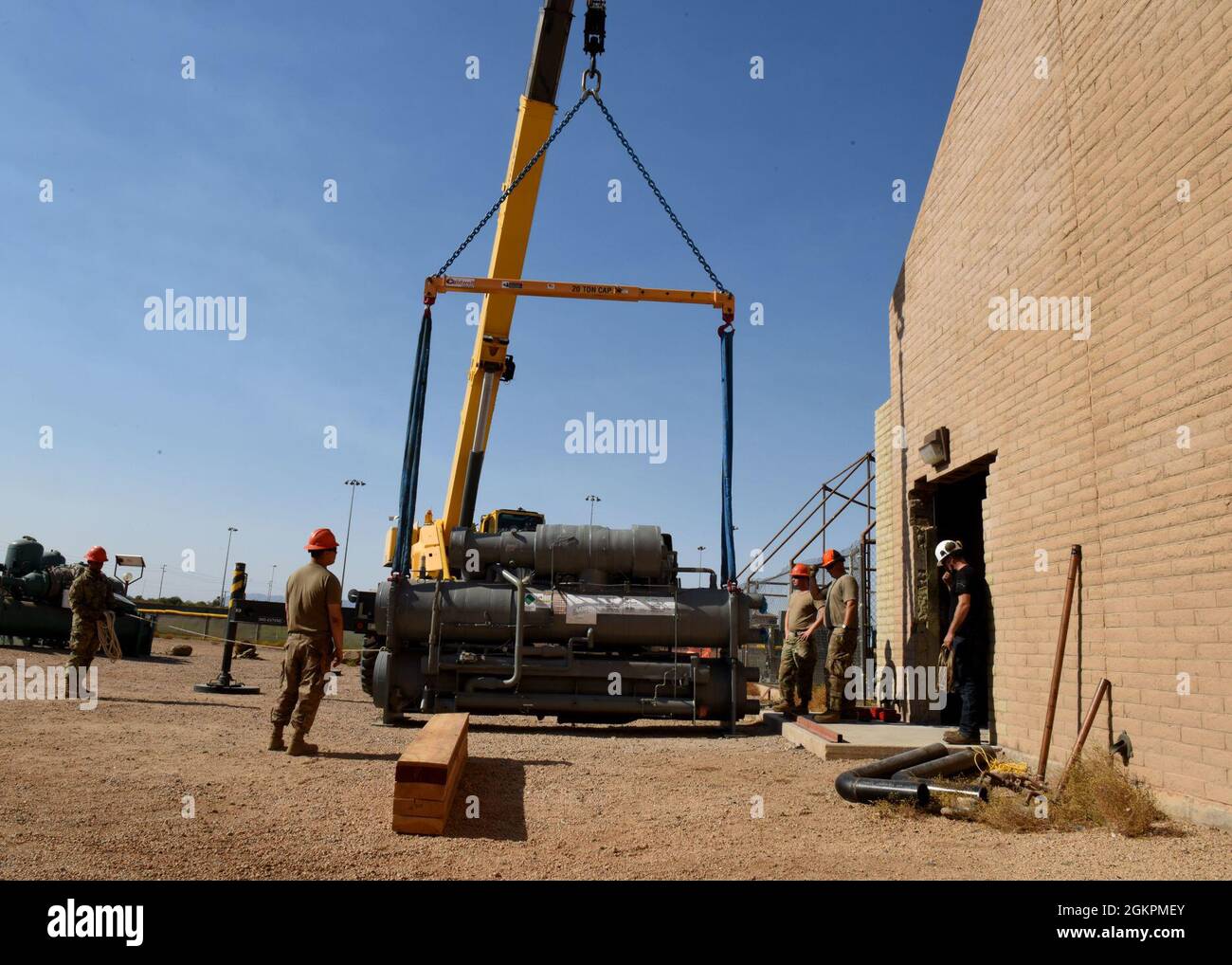 US Air Force Airmen, die dem 56. Civil Engineer Squadron zugewiesen ...