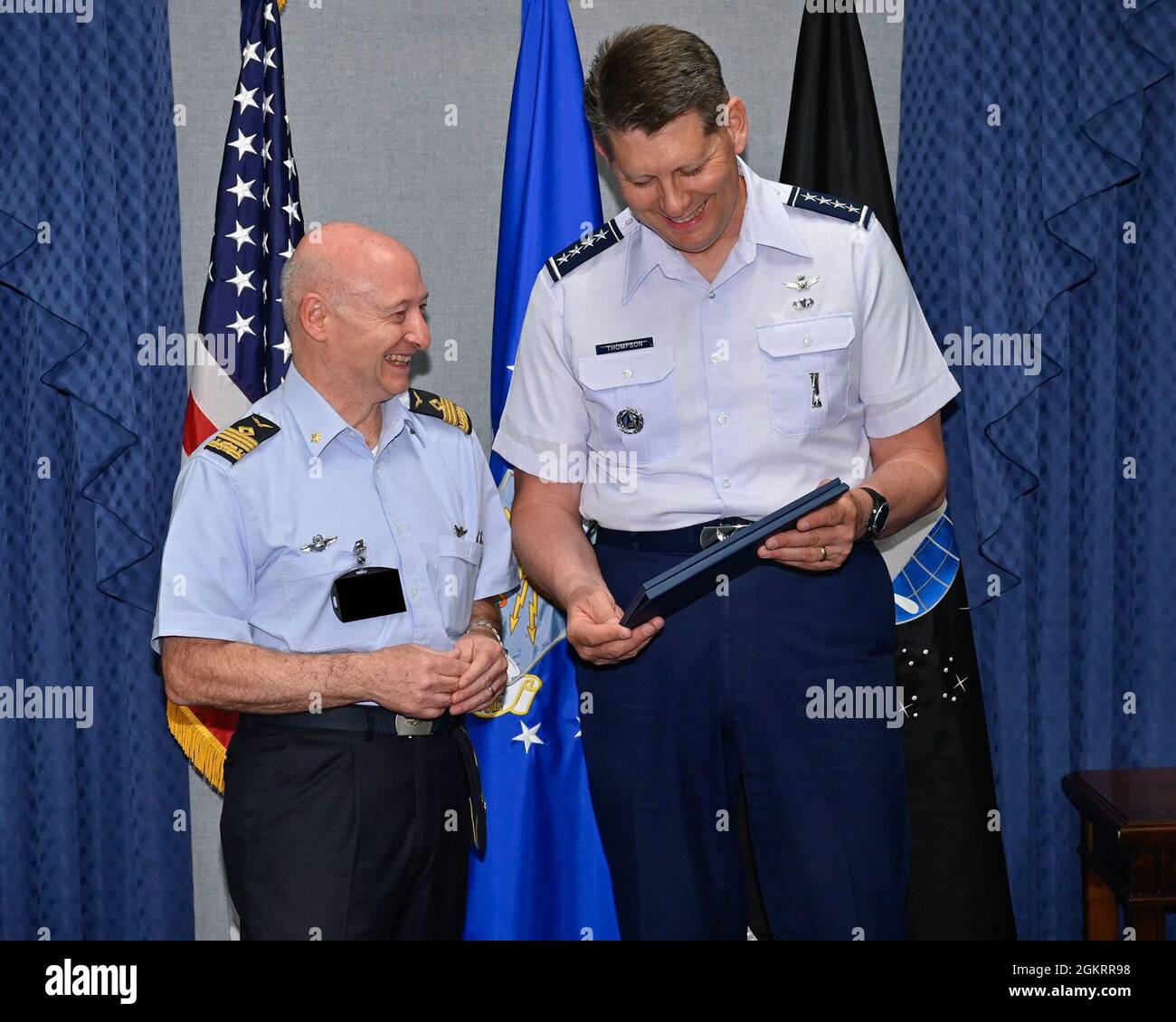 Der stellvertretende Leiter des Raumfahrtbereichs, General David ...