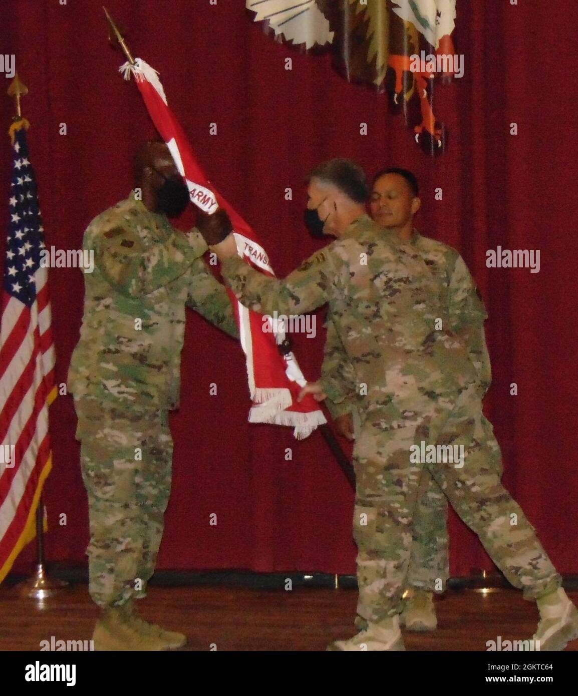 Colonel Kenneth N. Reed erhält die Kommandofarben, als er am 28. Juni ...