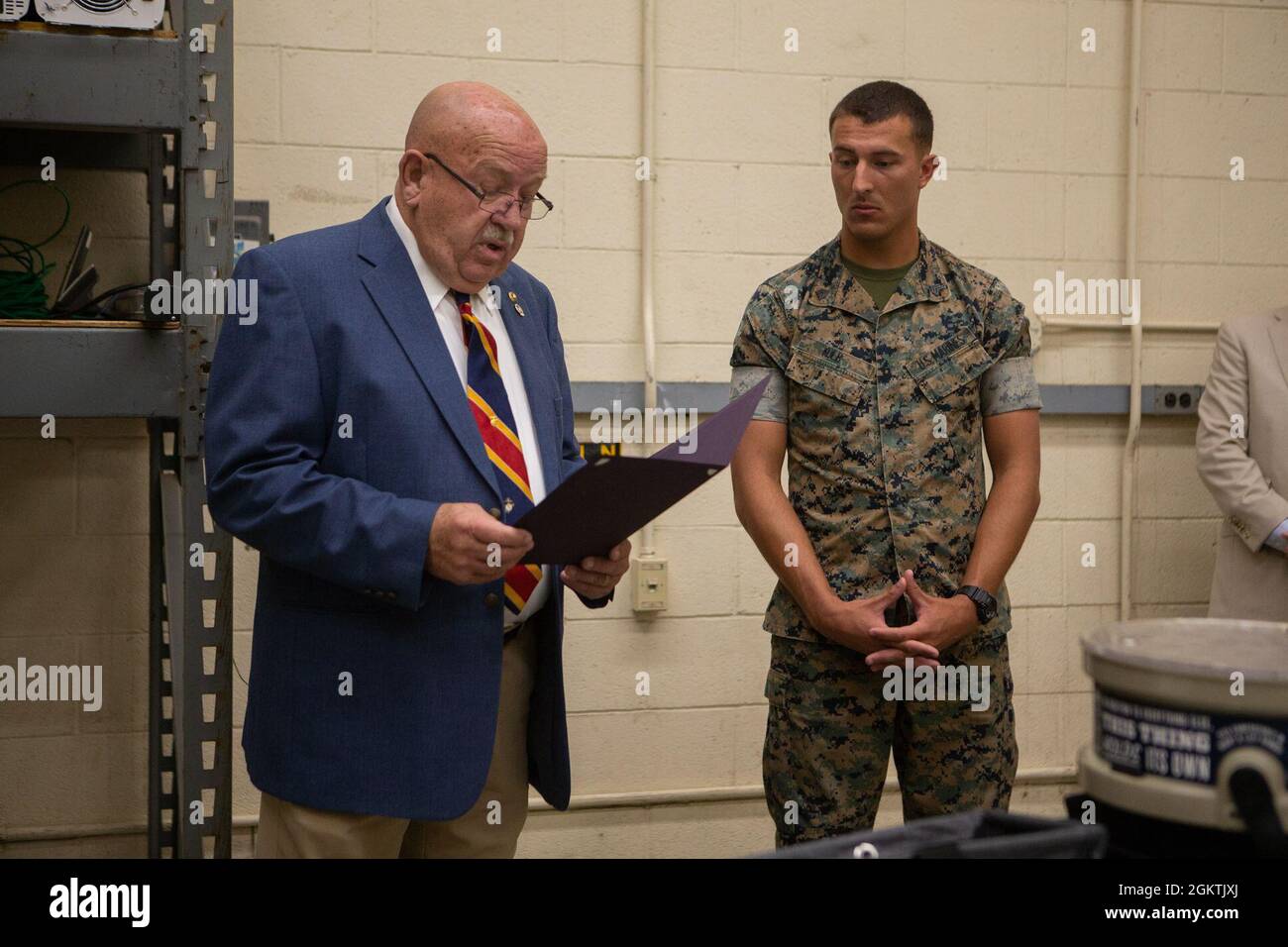 U.S. Marine Corps Sgt. Jackson Kolb (rechts) erhält auf der Marine ...