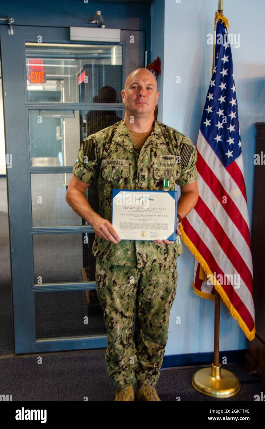 Yeoman Submarine Master Chief Bryan Randall erhält am 1. Juli 2021 im ...