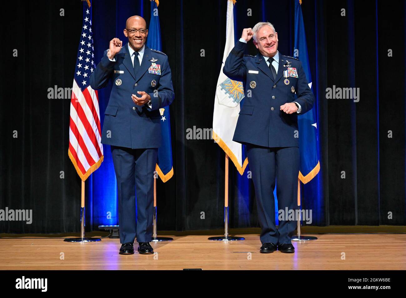 Der Stabschef der Luftwaffe, Gen. CQ Brown, Jr., links, und LT. Gen ...