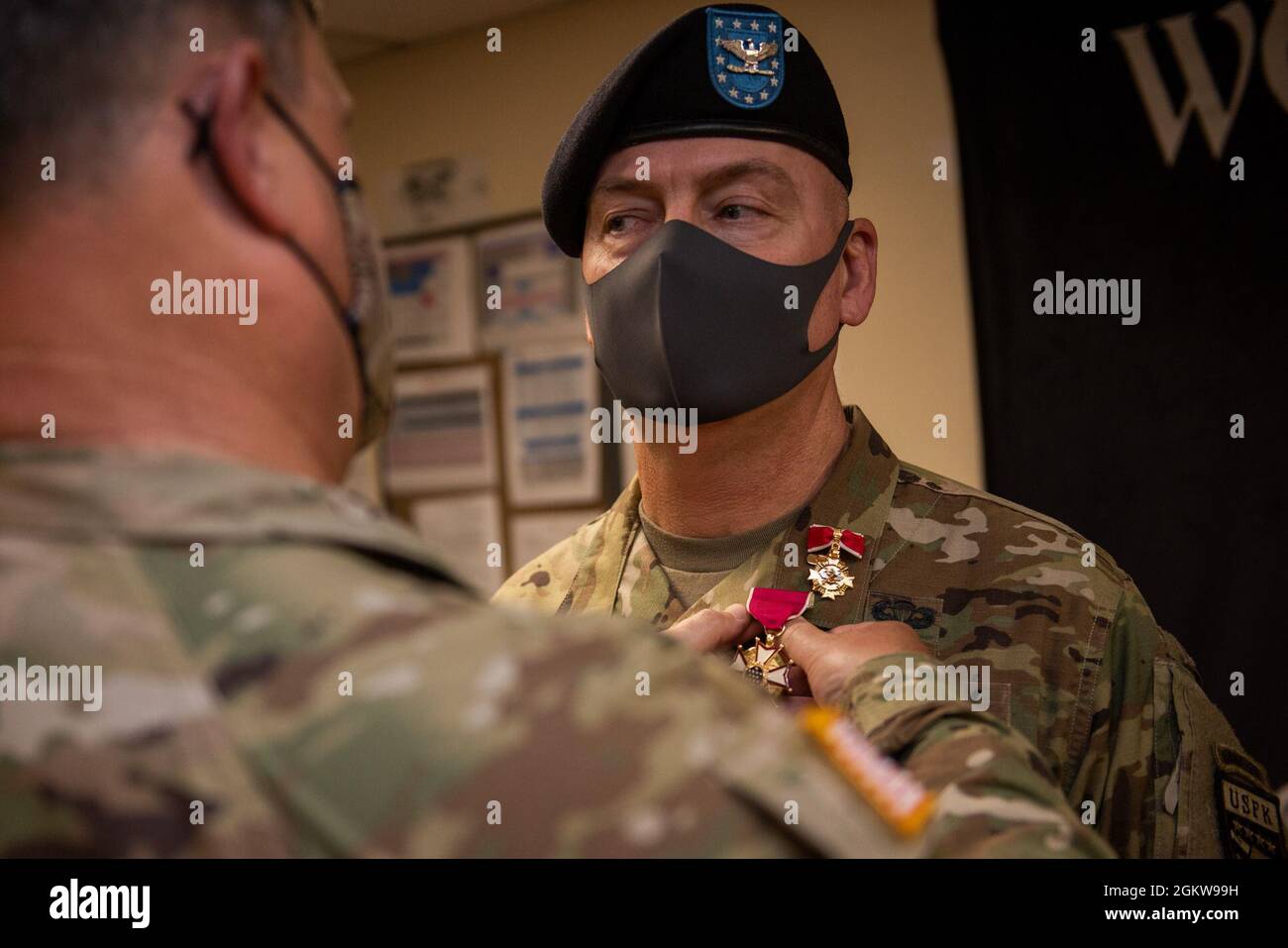 U.S. Army LT. General Willard Burleson, 8. Armeekommandeur, links ...