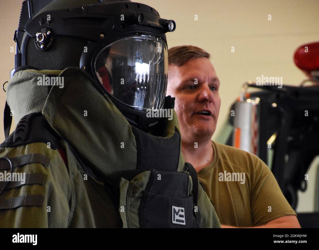 Bomb suit eod suit bomb -Fotos und -Bildmaterial in hoher Auflösung – Alamy