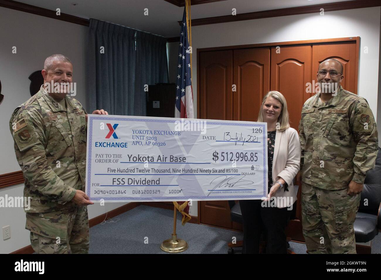 Julia Woods, General Manager der Yokota Army and Air Force Exchange ...