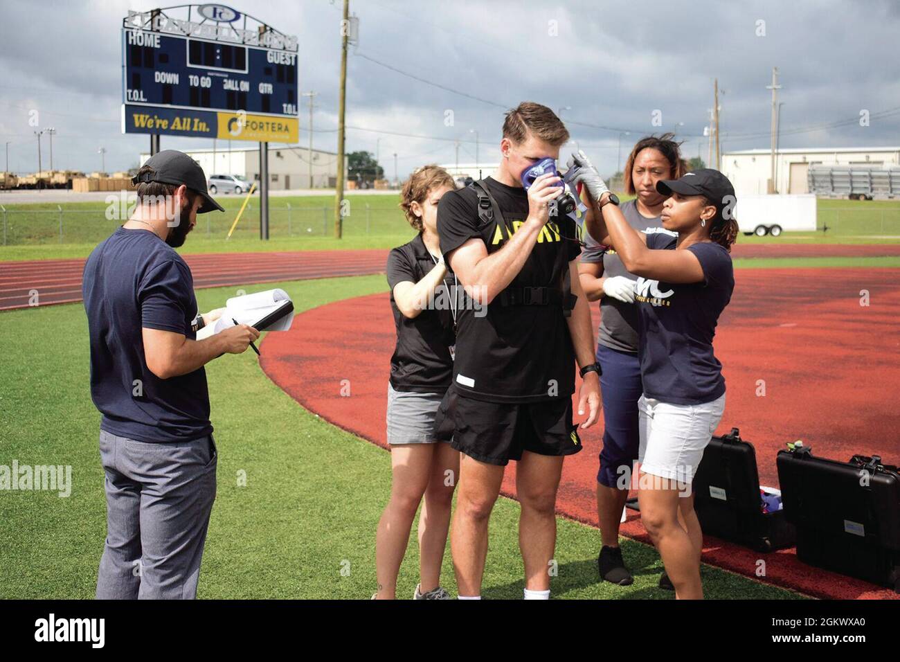 Mitarbeiter des Fort Campbell Army Wellness Center schnallen die ...