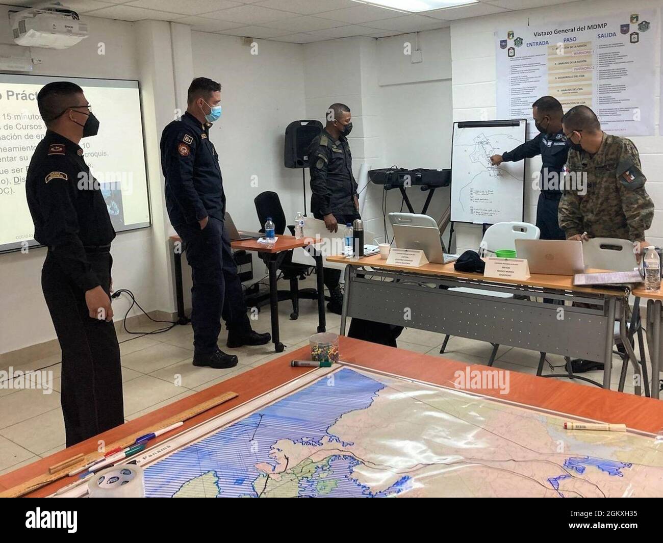 Mitglieder der Joint Task Force Alpha arbeiten Schritt 2 (Beschreibung ...