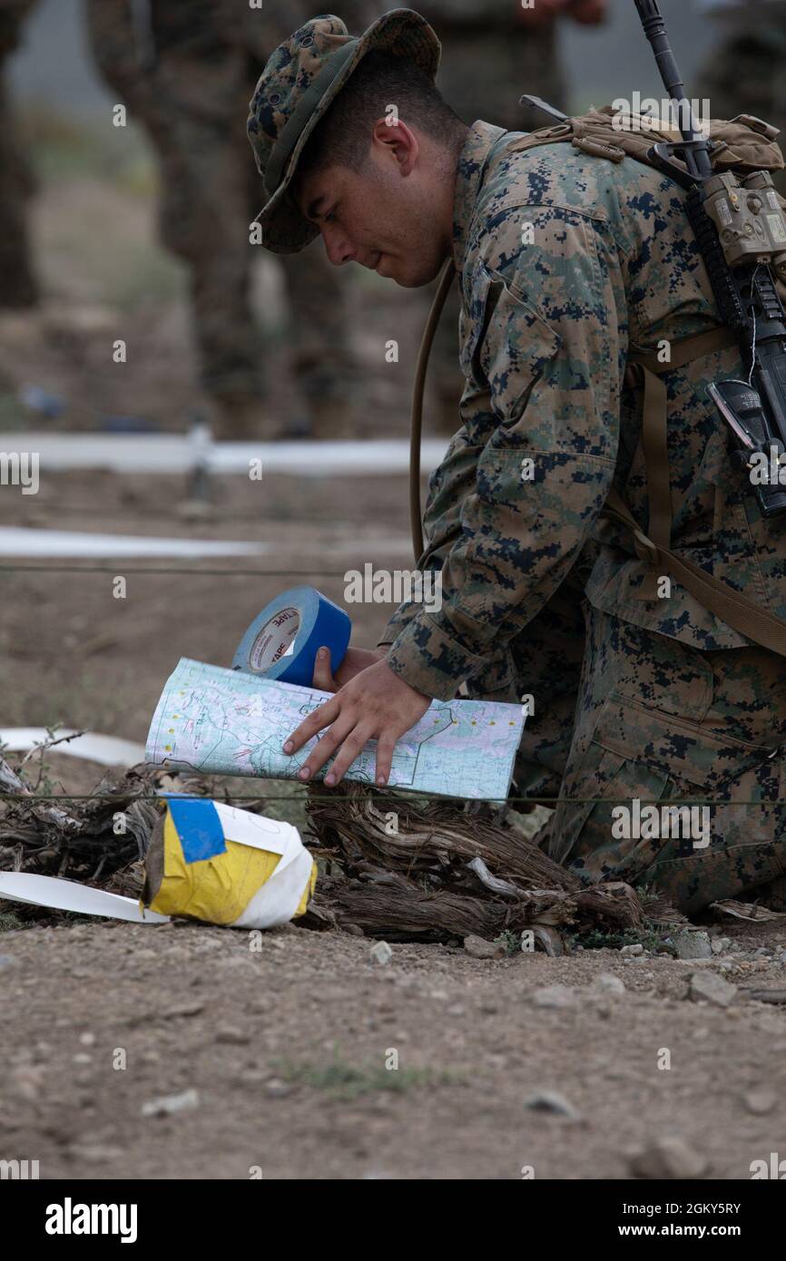 Ein US-Marine mit 2. Bataillon, 24. Marine-Regiment, 4. Marine-Division ...