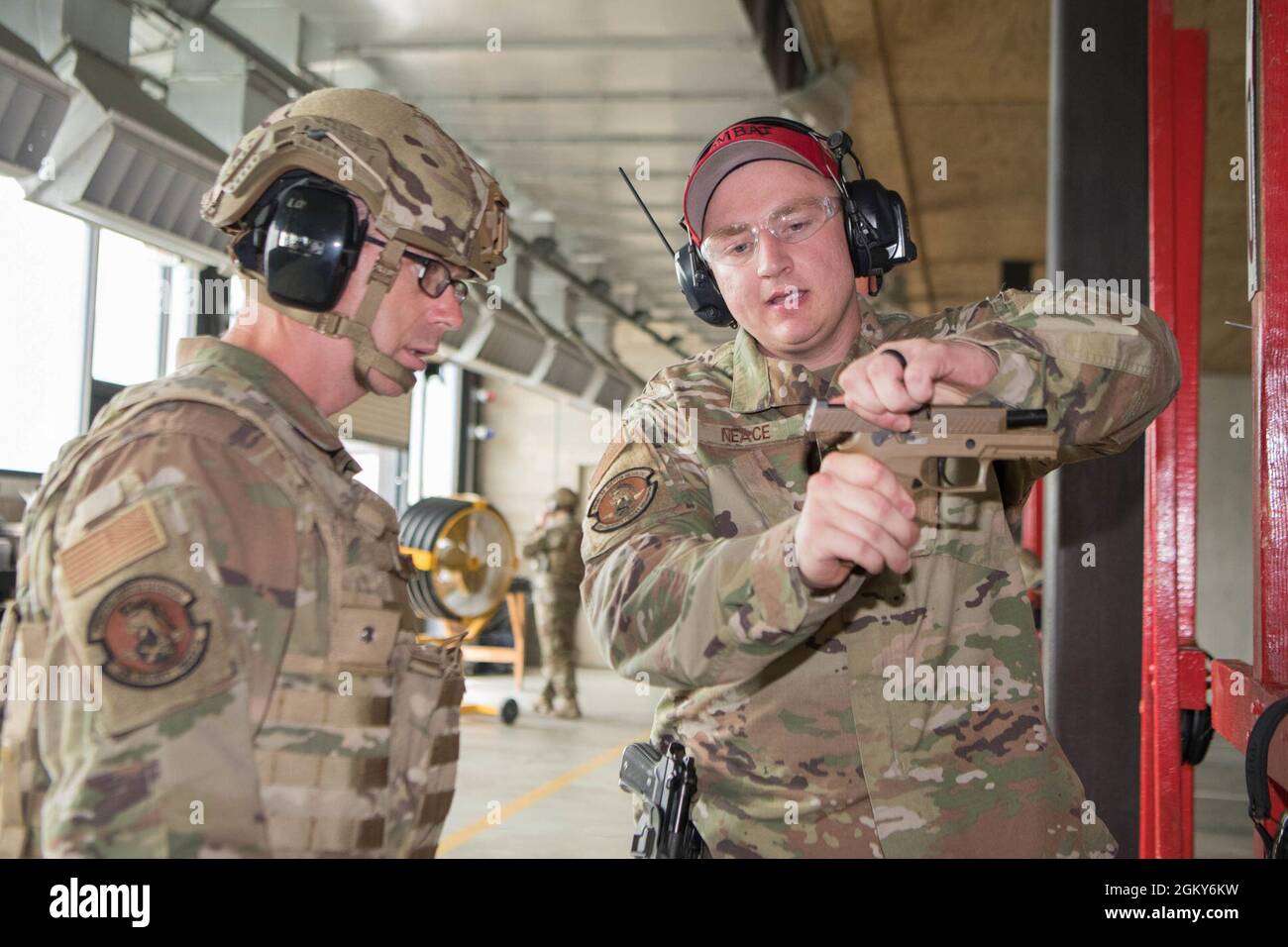 Senior Airman Nichola Neace, rechts, 436. Security Forces Squadron ...