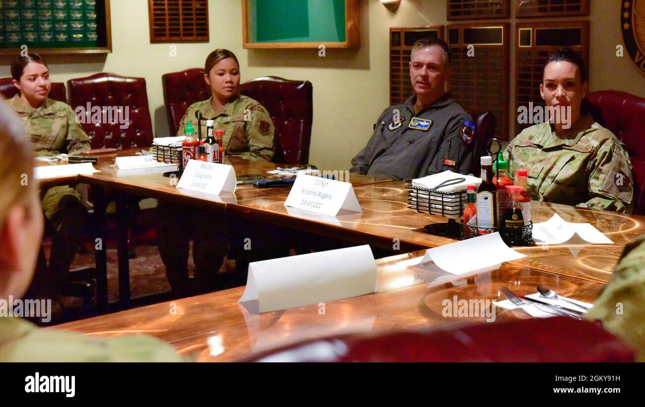 US Air Force Maj. General Craig D. Wills, zweiter von rechts, der 19 ...