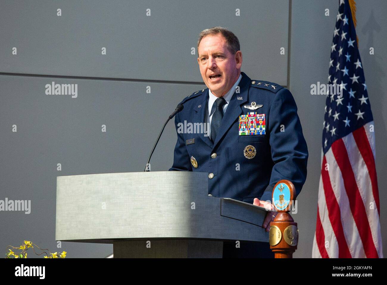 James Hecker, Kommandant der US Air Force, hält während der Zeremonie ...