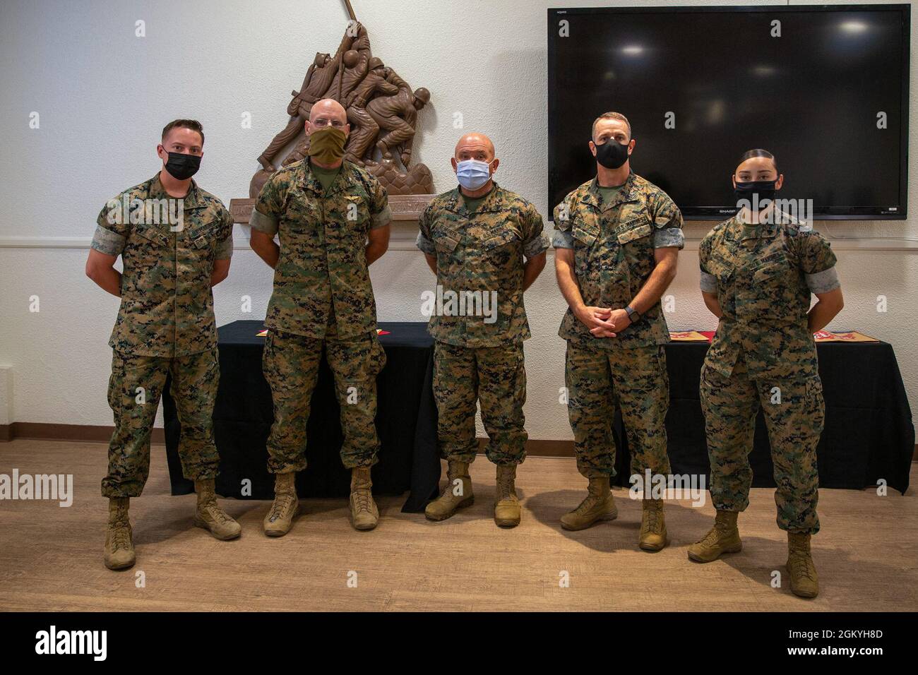 Von links: U.S. Marine Corps Lance CPL. Braden Reilly, Beamter des ...