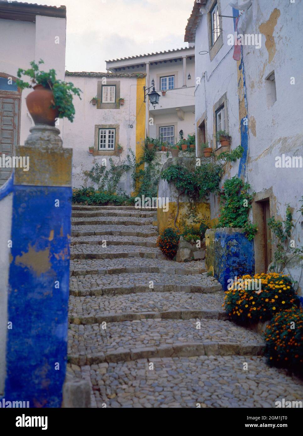 ESCALERA EMPEDRADA - CASAS BLANCAS CON LOS BORDES PINTADOS DE COLORES ...