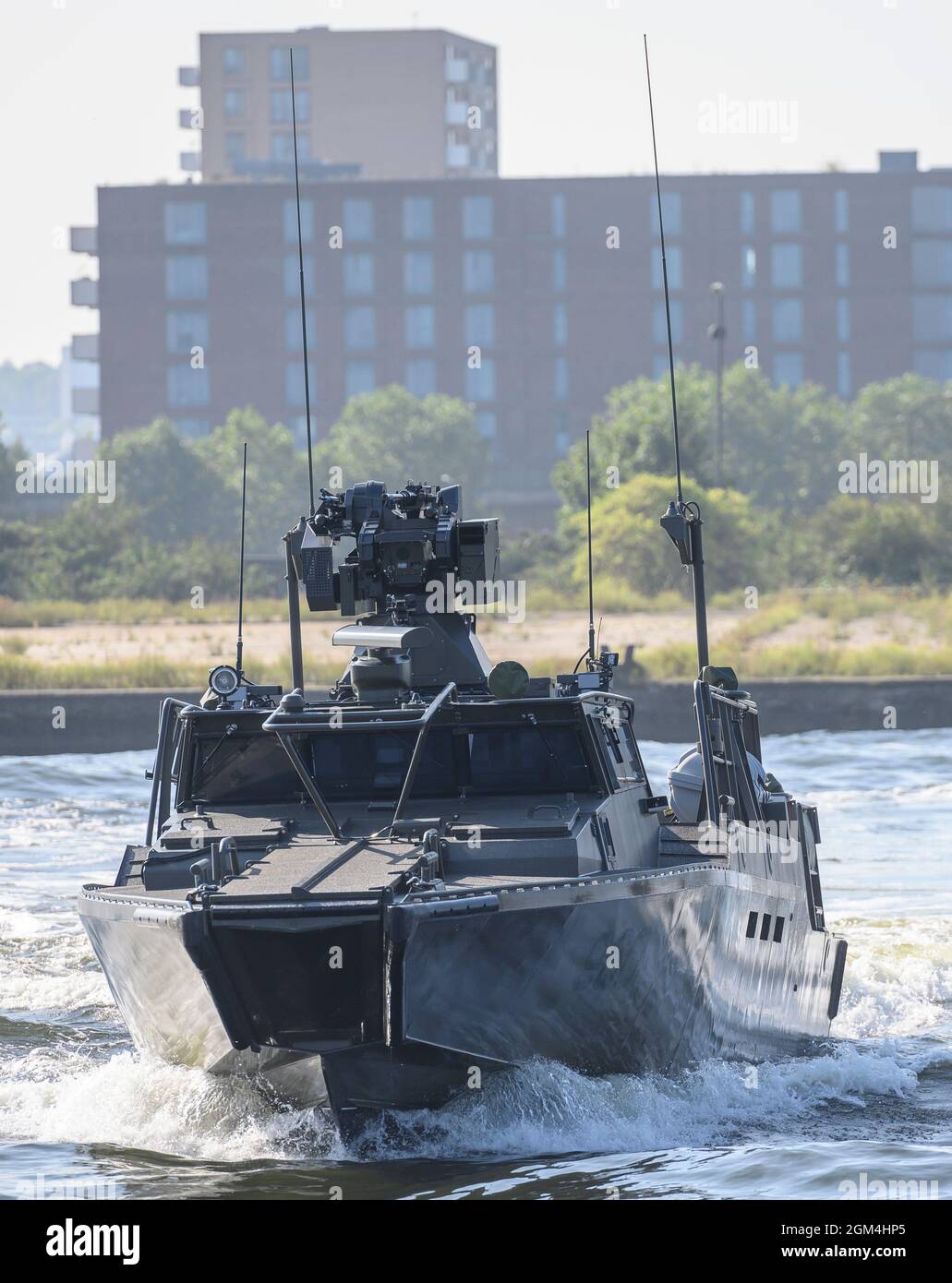 Wasservorführungen im Victoria Dock durch das Kampfboot SAAB Docksta CB ...