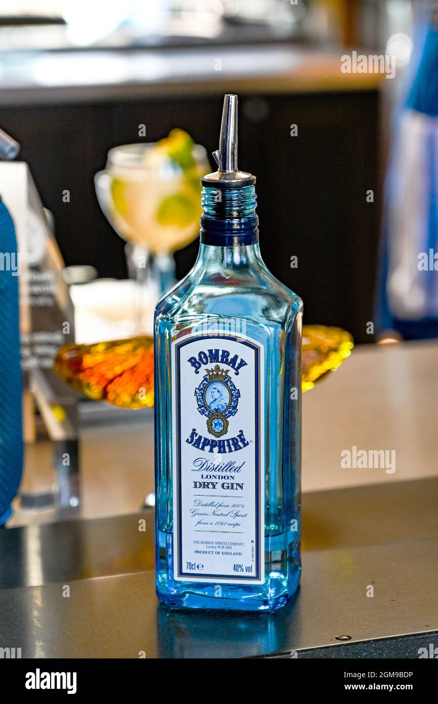 Flasche bombay sapphire gin -Fotos und -Bildmaterial in hoher Auflösung ...