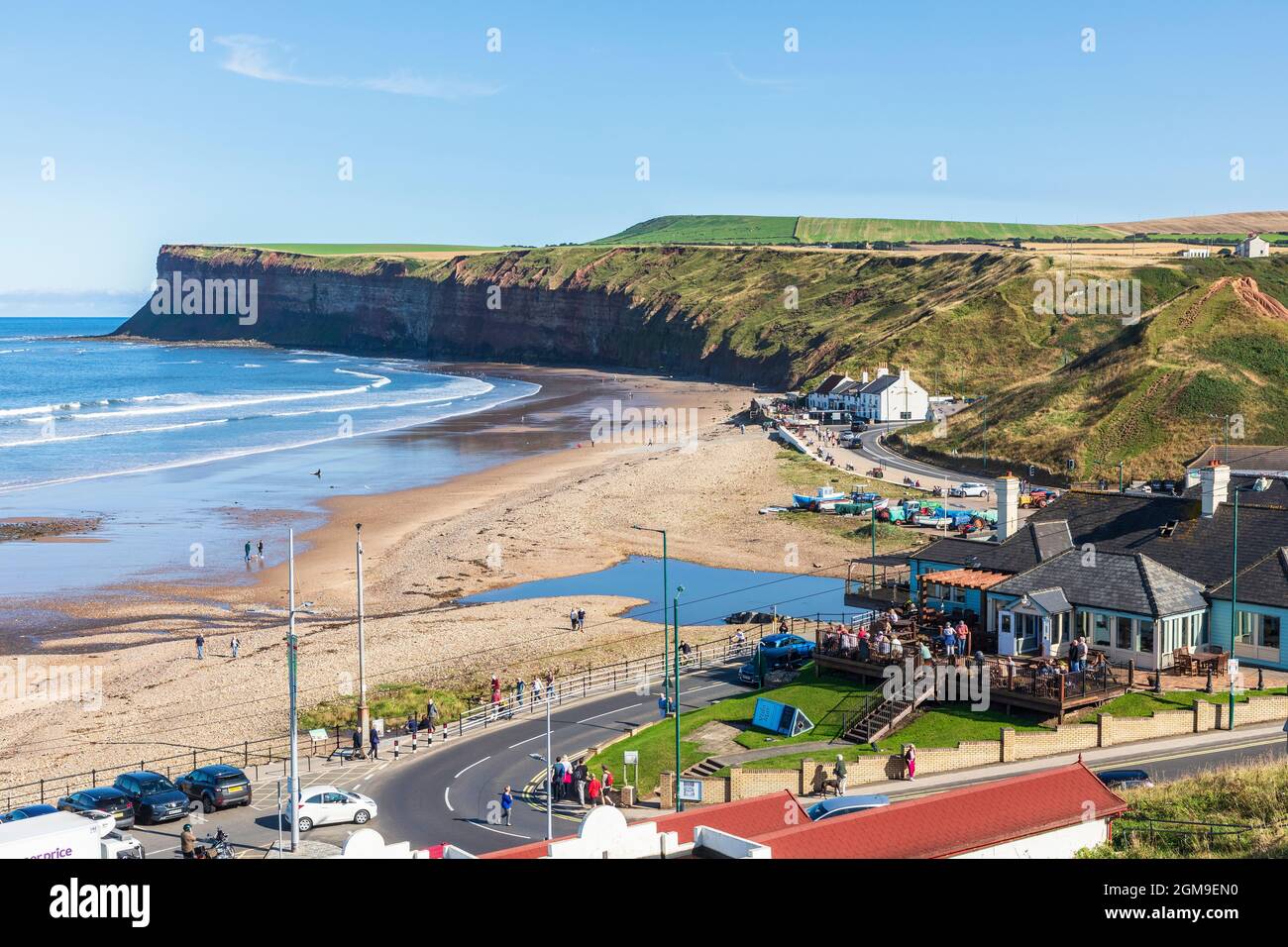 Blick über den Saltburn Beach auf das Hunt Cliff Nature Reserve, die ...