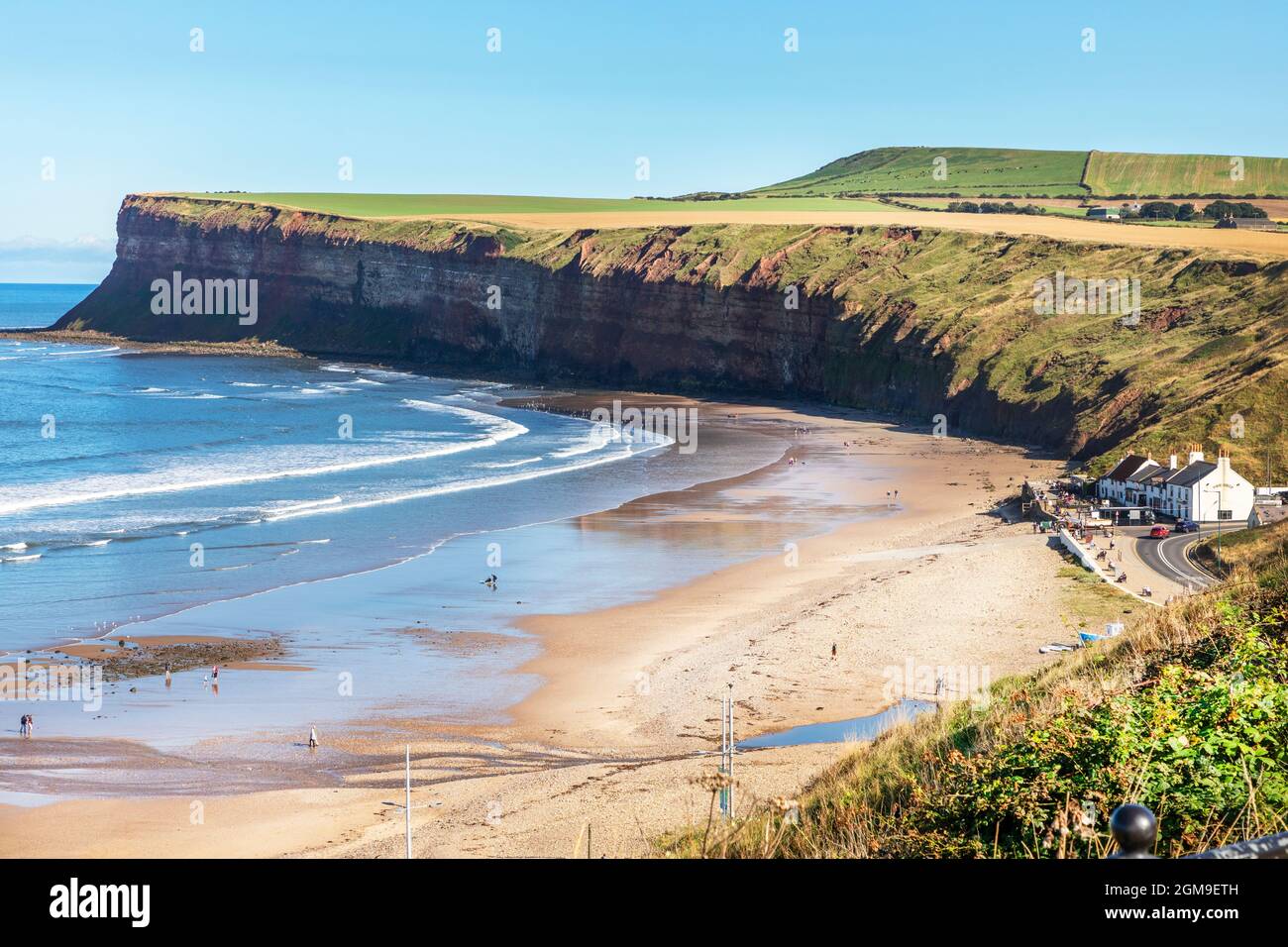 Blick über den Saltburn Beach auf das Hunt Cliff Nature Reserve, die ...