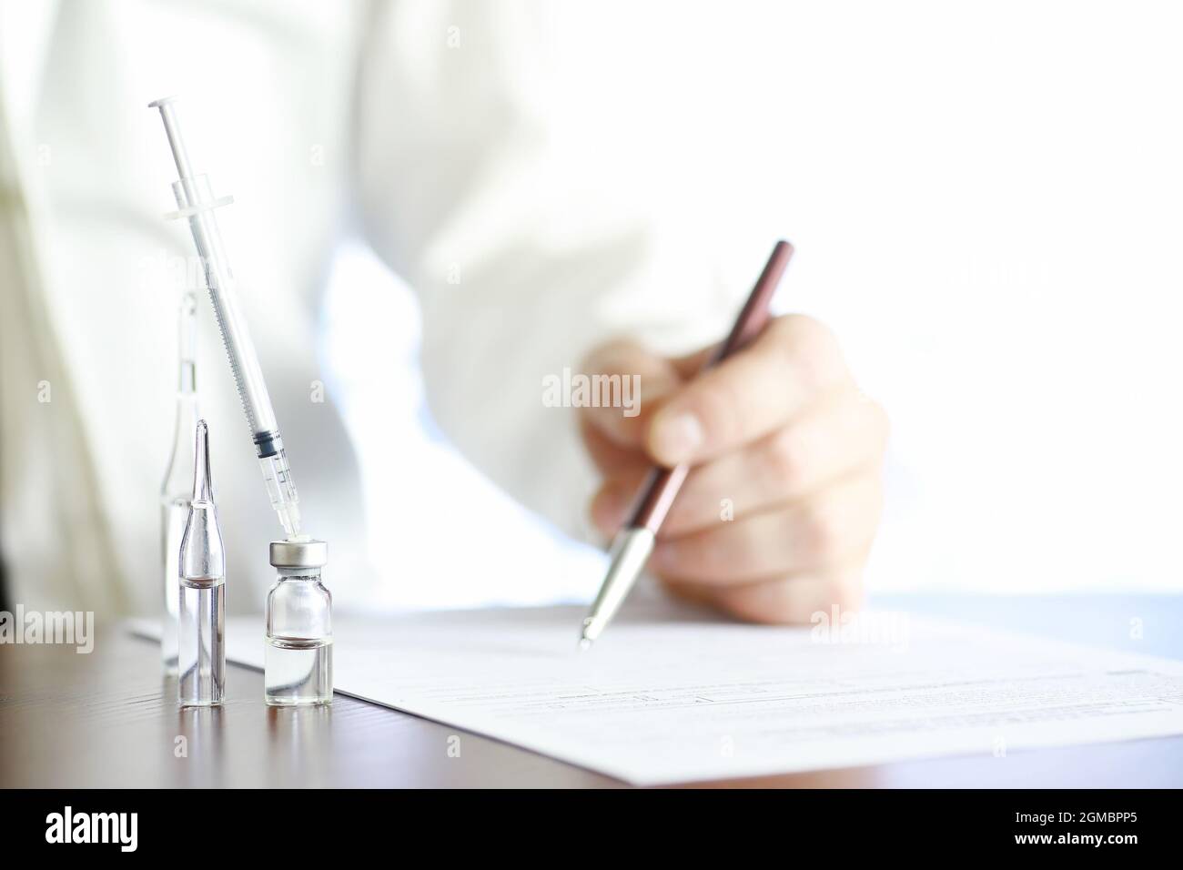Ein Mann unterschreibt ein medizinisches Dokument. Medizinische Geräte ...