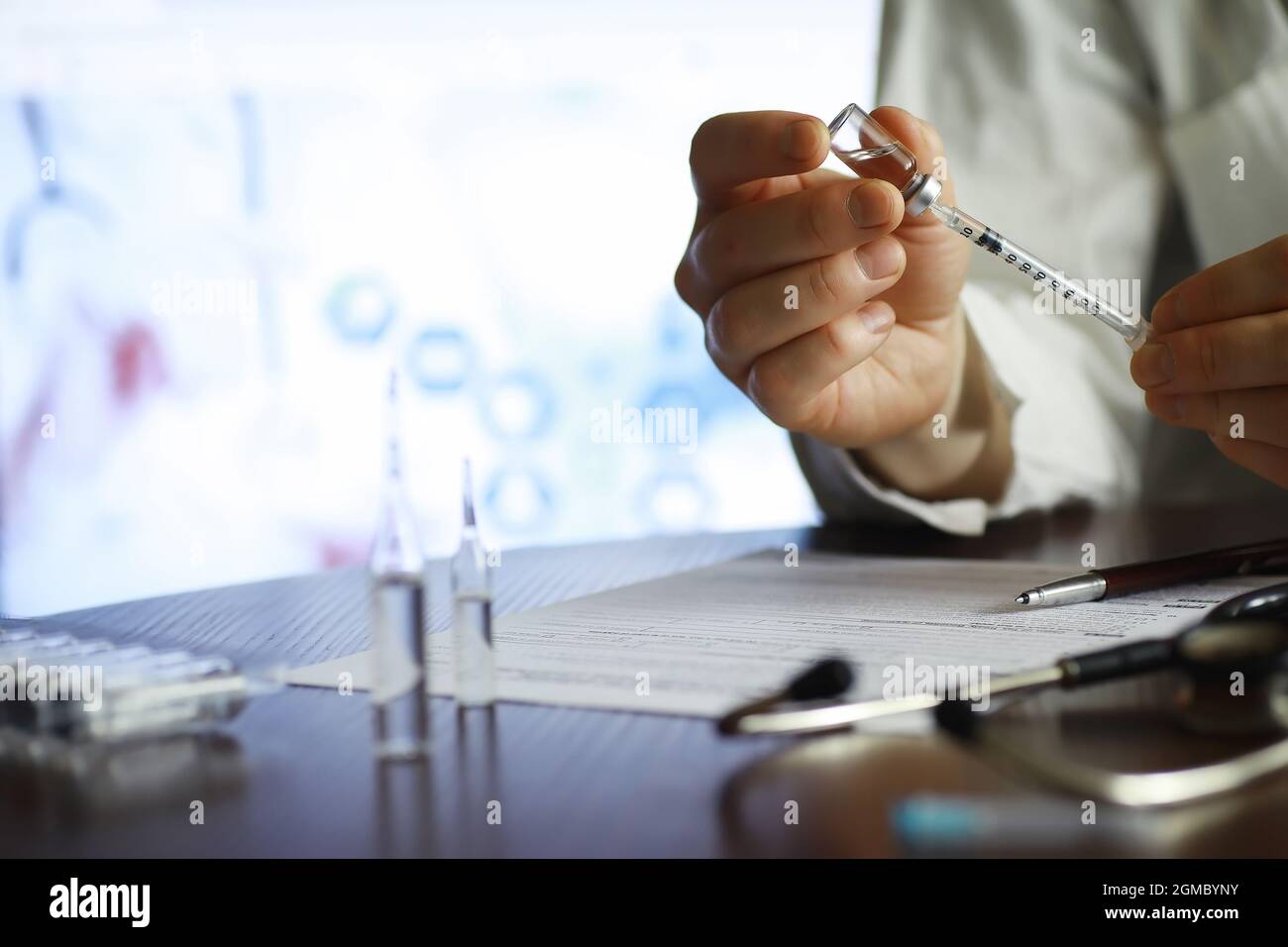 Ein Mann unterschreibt ein medizinisches Dokument. Medizinische Geräte ...