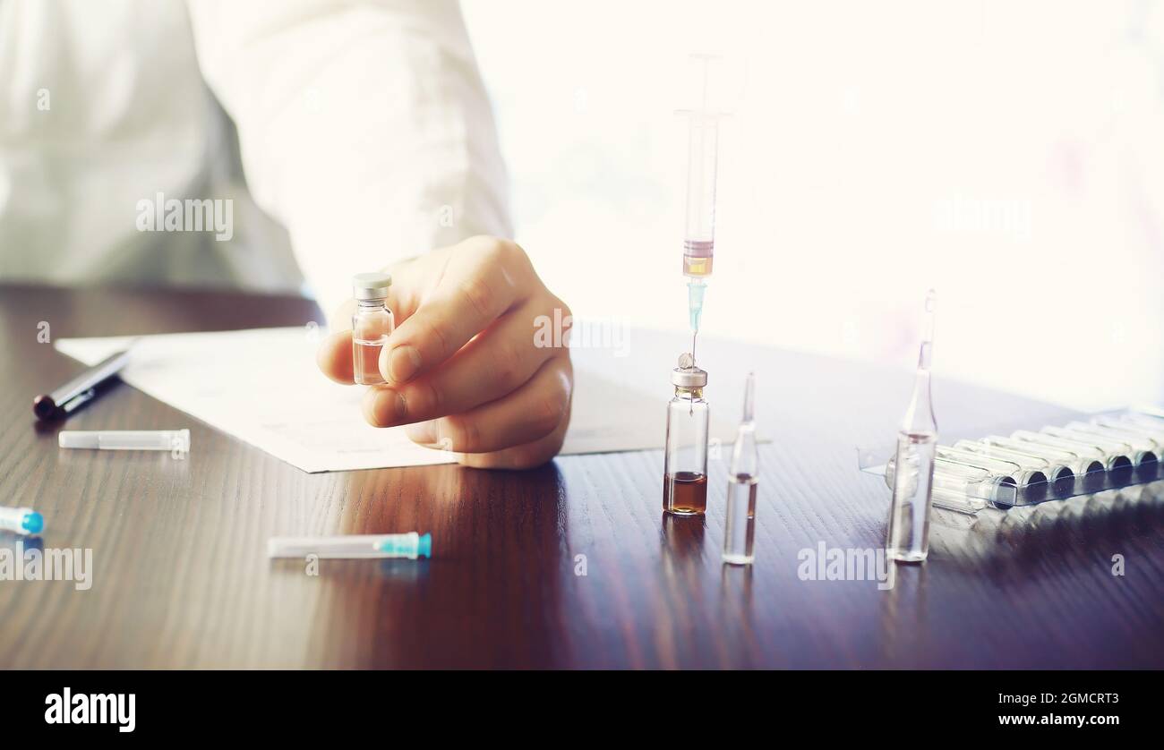 Ein Mann unterschreibt ein medizinisches Dokument. Medizinische Geräte ...