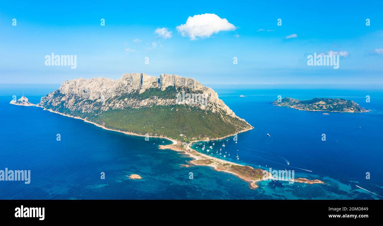 Blick von oben, atemberaubende Luftaufnahme der Insel Tavolara, einem ...