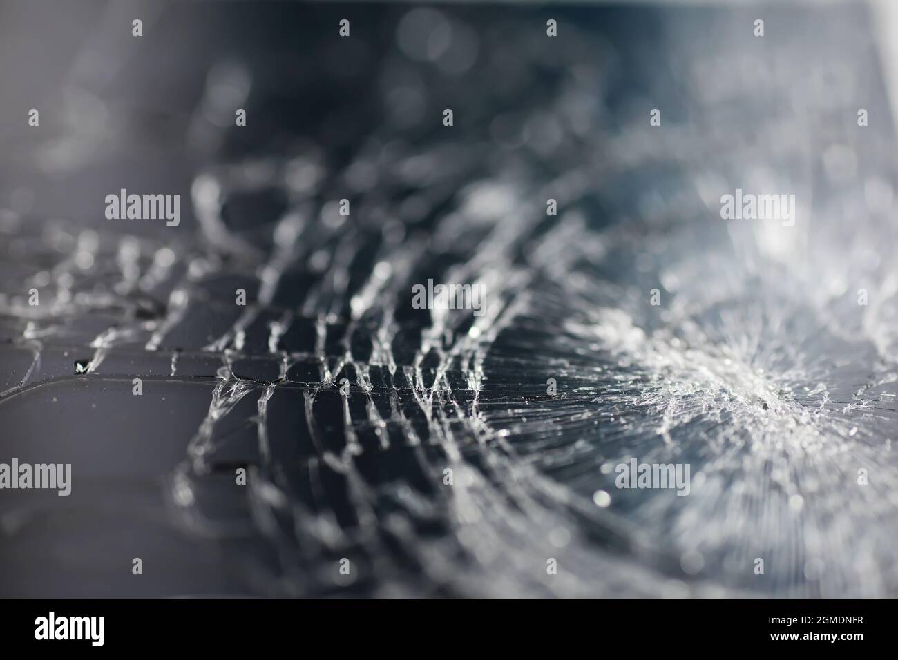 Riss auf dem Glas. Defekter Bildschirm. Kaputtes Telefon. Gebrochener ...