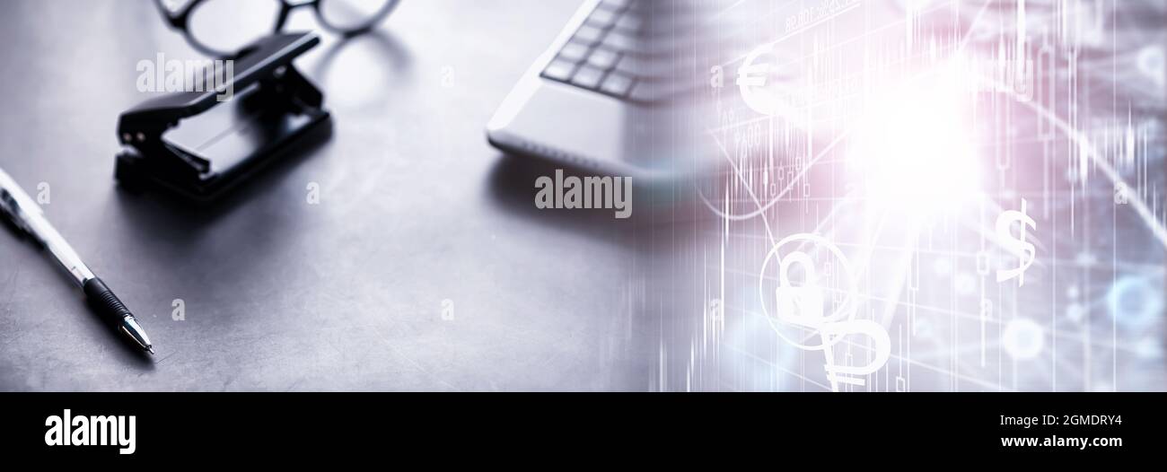 Arbeitszeit symbolisiert den Desktop. Schreibtisch mit Papieren von ...