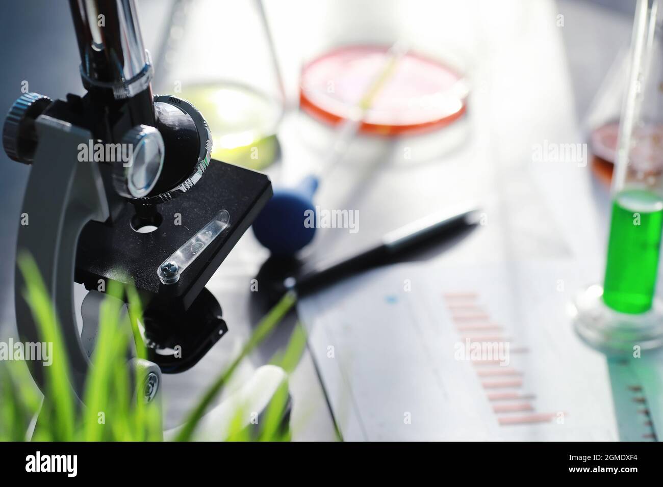 Laborforschung. Drogentests. Chemische Experimente im Labor. Mikroskop ...