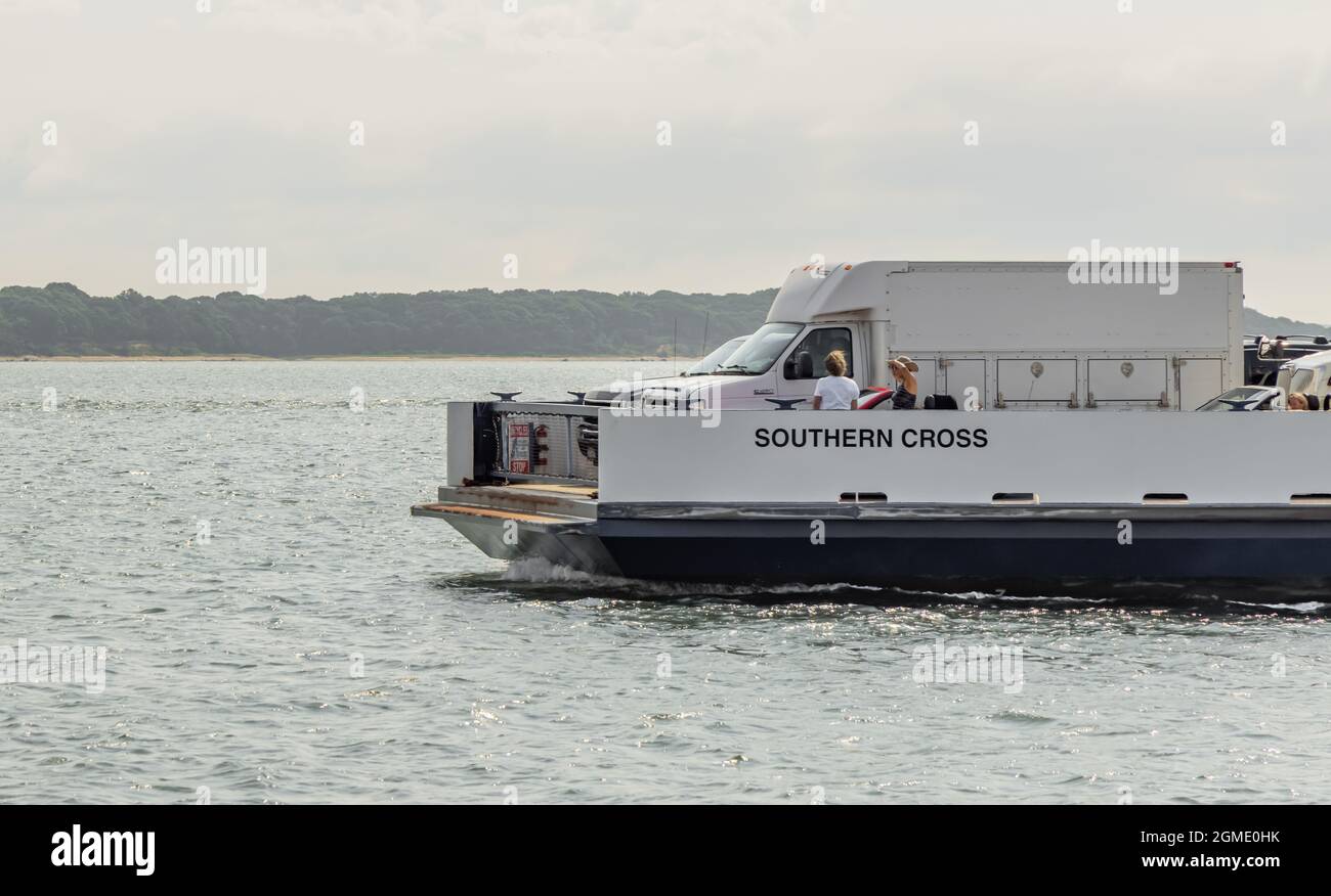 Menschen am Bug des Southern Cross, Shelter Island Ferry ...