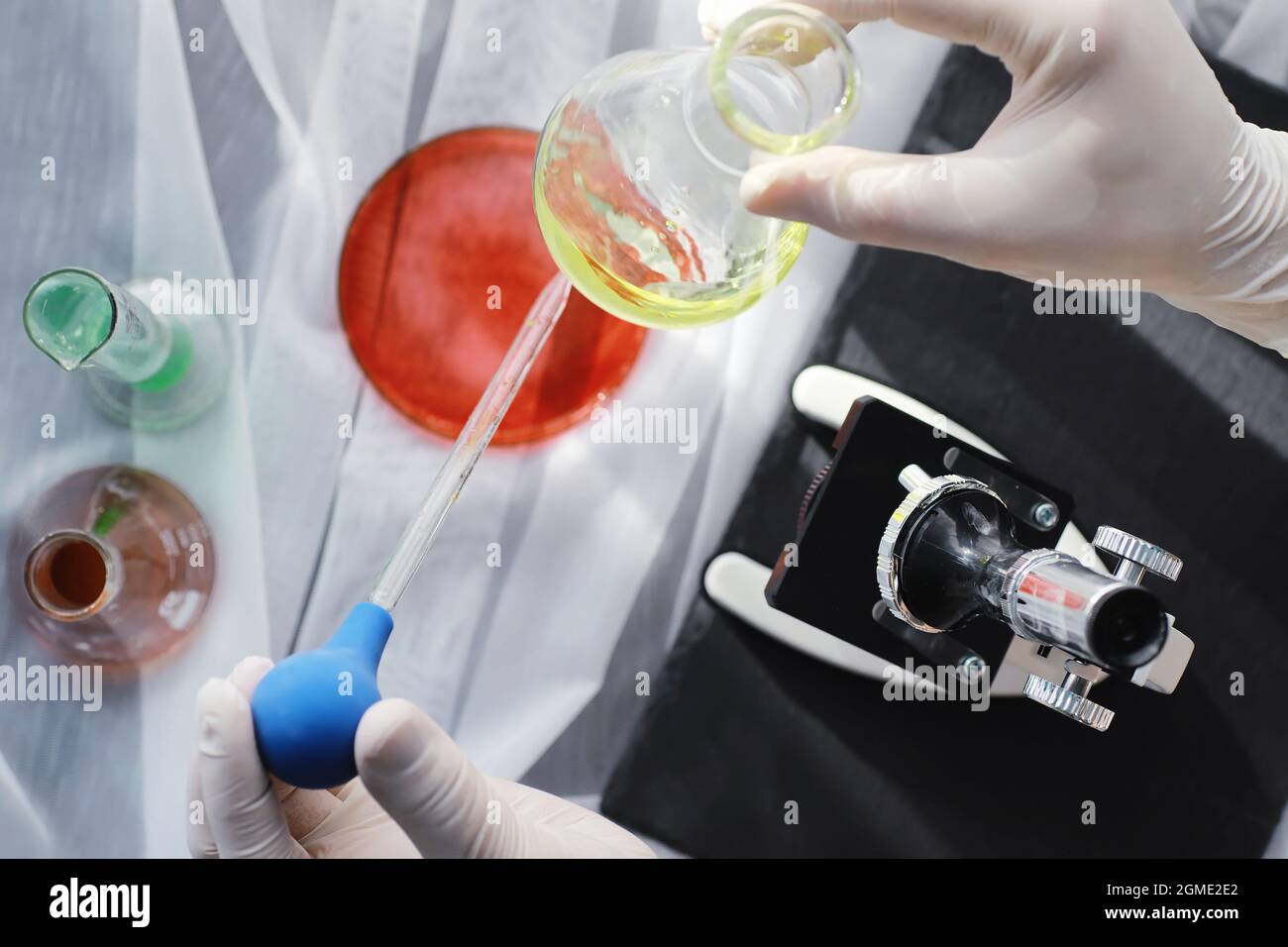 Laborforschung. Drogentests. Chemische Experimente im Labor. Mikroskop ...