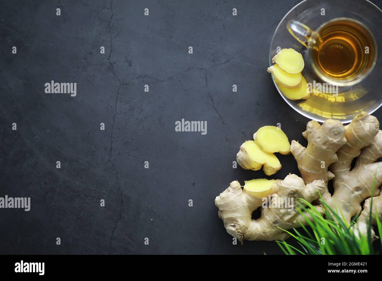 Ingwerwurzel ganz und in Scheiben geschnitten. Ingwertee mit Zitrone ...
