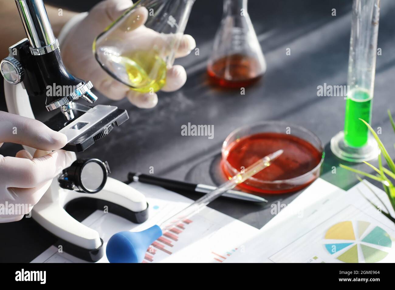 Laborforschung. Drogentests. Chemische Experimente im Labor. Mikroskop ...
