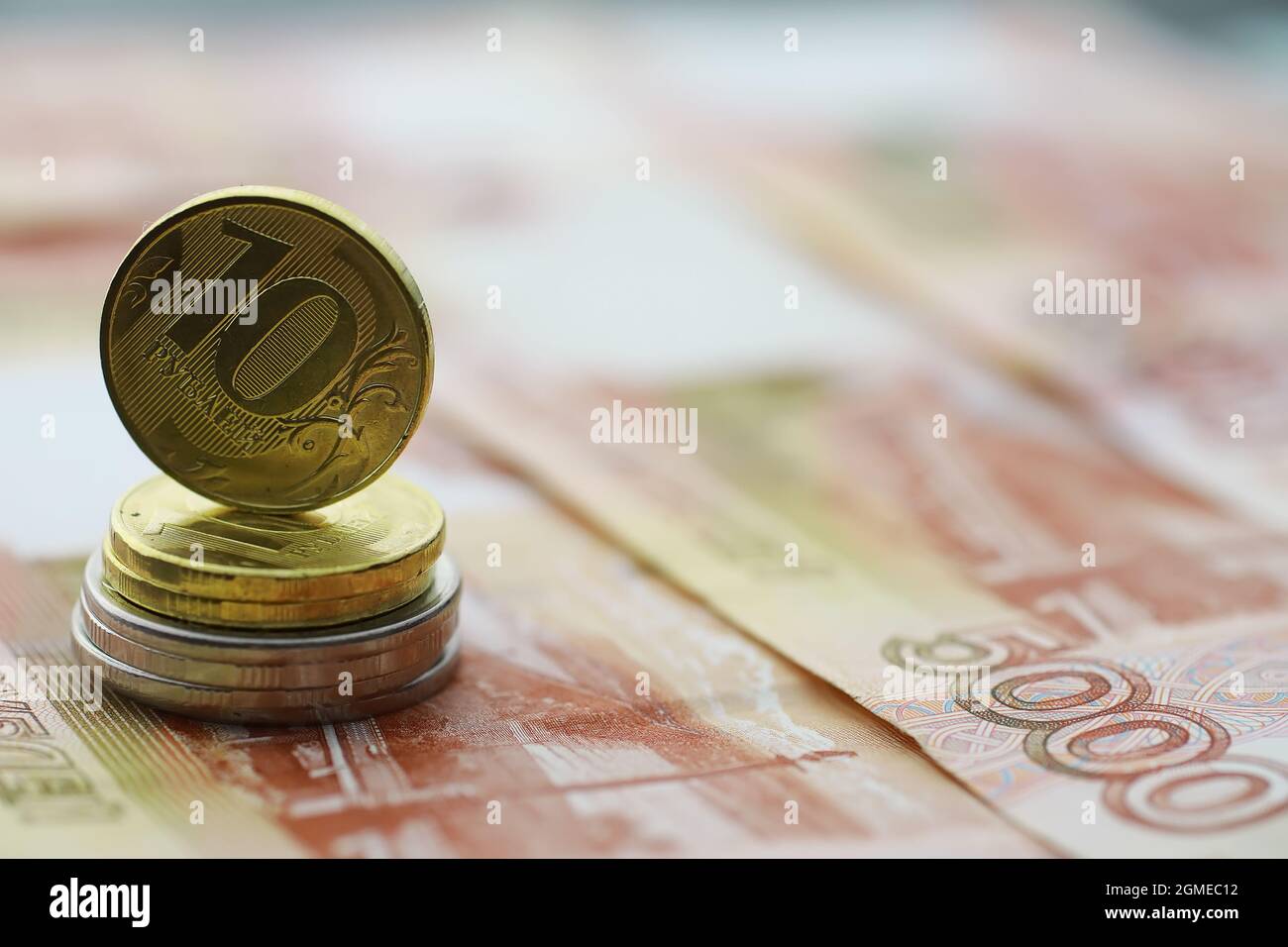 Russische Banknoten und Münzen „Rubel“. Banknote mit der Aufschrift ...