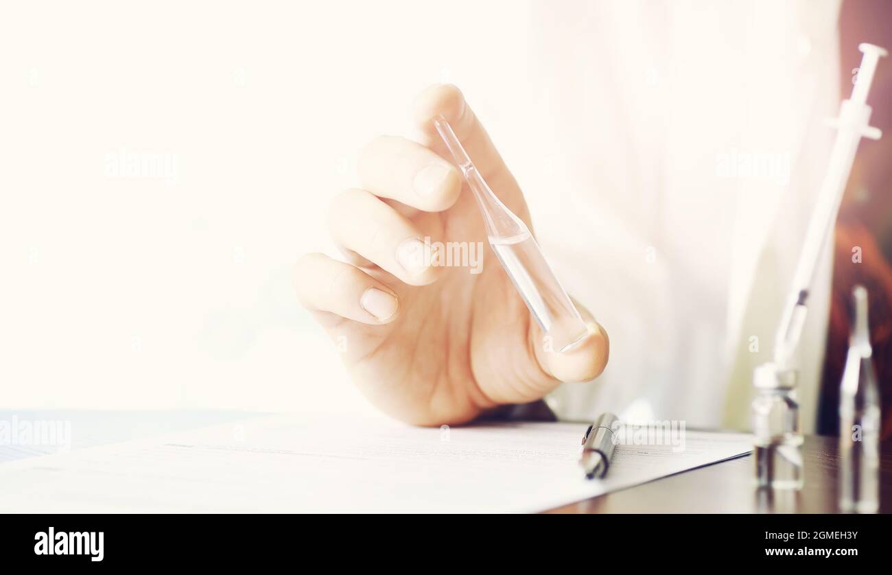 Ein Mann unterschreibt ein medizinisches Dokument. Medizinische Geräte ...