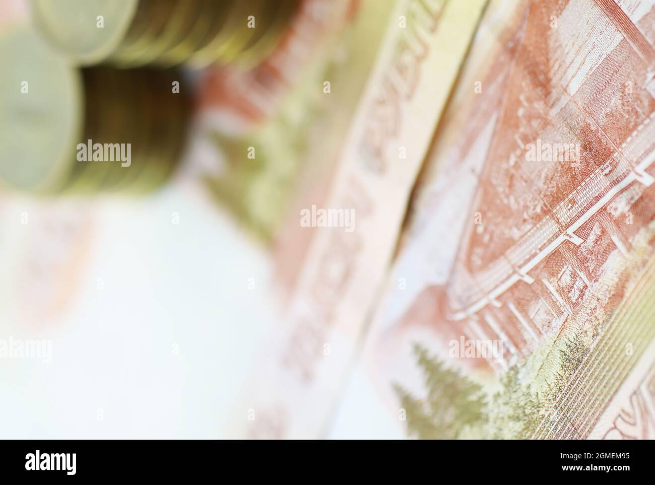 Russische Banknoten und Münzen „Rubel“. Banknote mit der Aufschrift ...