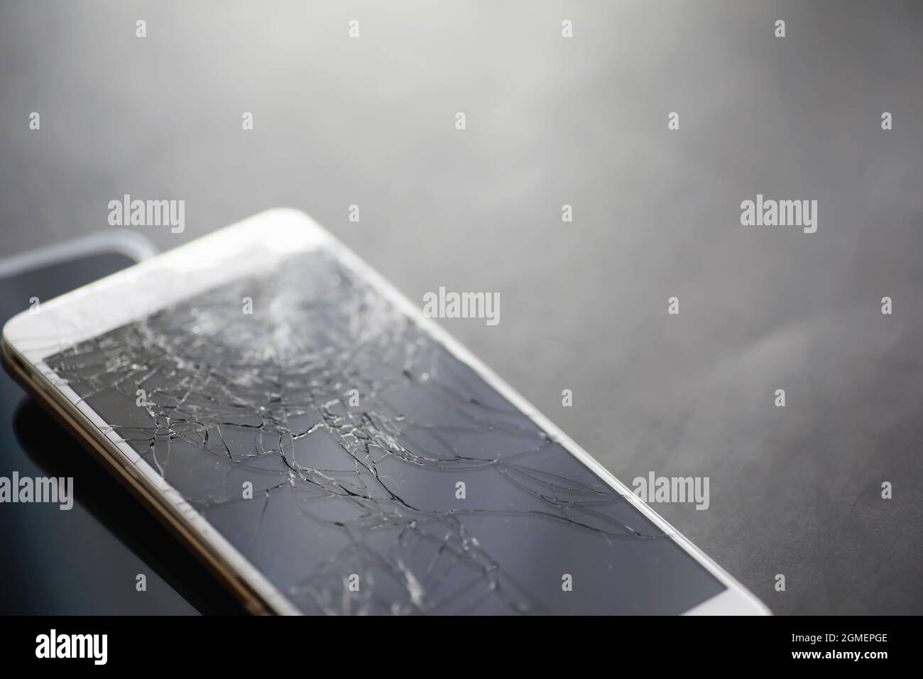 Riss auf dem Glas. Defekter Bildschirm. Kaputtes Telefon. Gebrochener ...