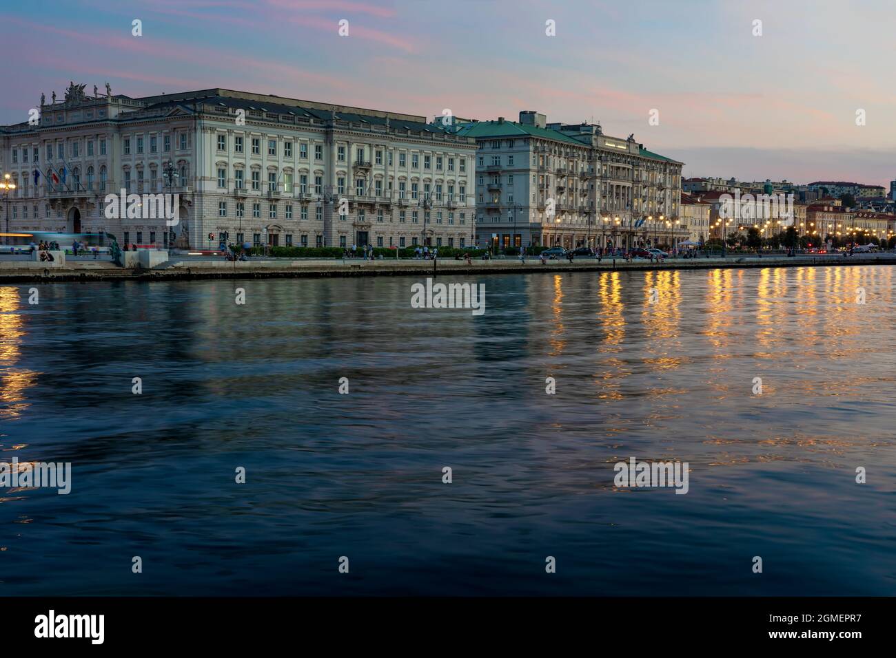 Trieste rathaus am abend -Fotos und -Bildmaterial in hoher Auflösung ...