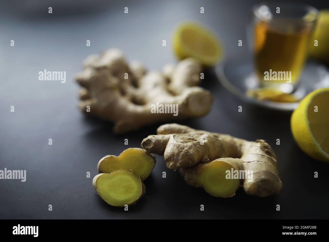 Ingwerwurzel ganz und in Scheiben geschnitten. Ingwertee mit Zitrone ...