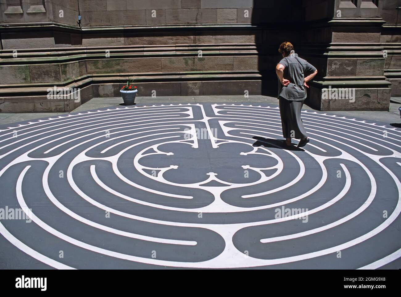 Besucher der Trinity Church, New York City beim Spaziergang durch das ...